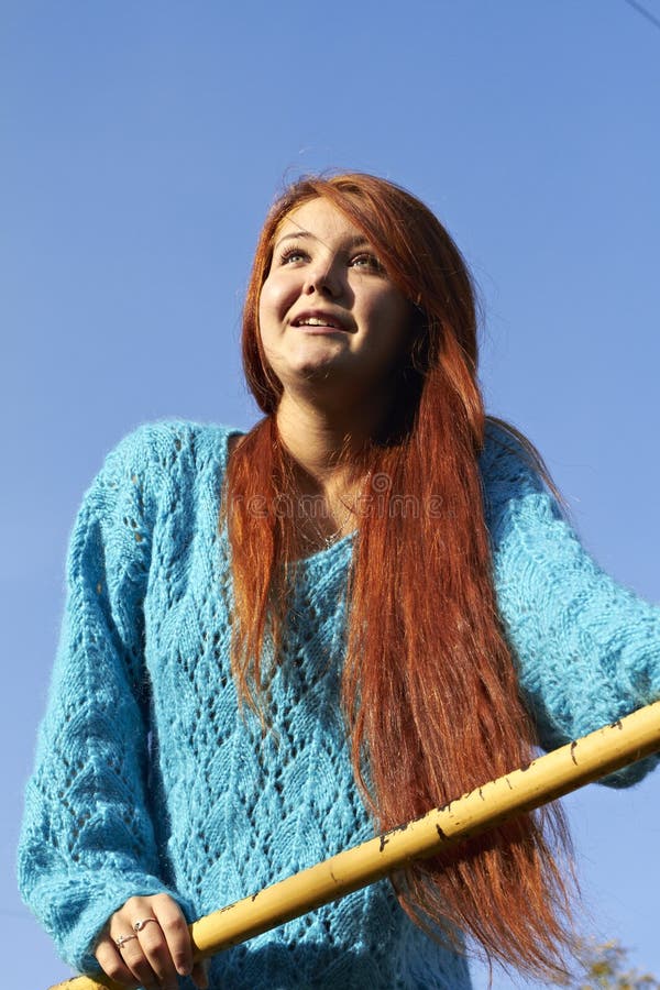 Una Giovane Bella Signora Con Capelli Rossi Fotografia Stock - Immagine ...