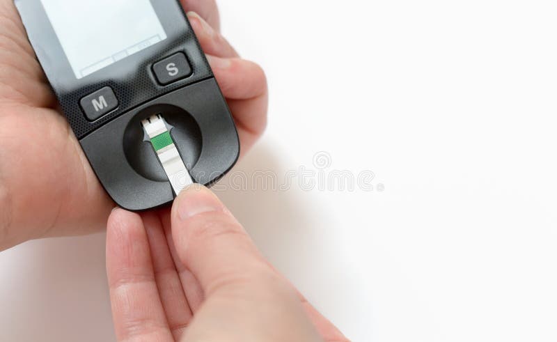 Una Giovane Donna Tiene Un Glucometer in Sue Mani E Vuole Fare La a ...