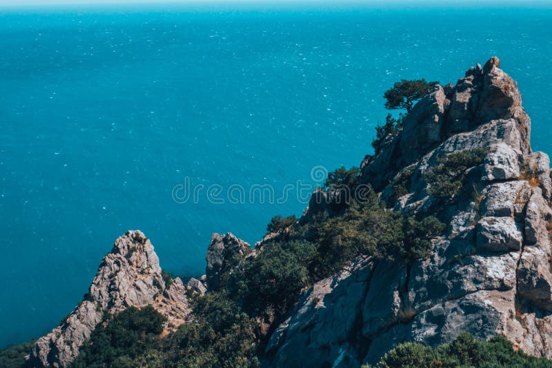 Una Gran Roca Sobre El Mar. Imagen de archivo - Imagen de parque, cielo ...
