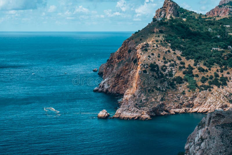 Una Gran Roca Sobre El Mar. Imagen de archivo - Imagen de paisaje ...