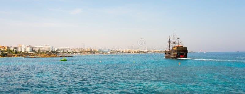 Una Grande Bella Nave Nel Mare, Cipro Immagine Stock Editoriale ...