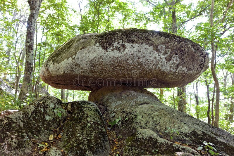 Una Grande, Roccia Perfettamente Equilibrata Fotografia Stock ...