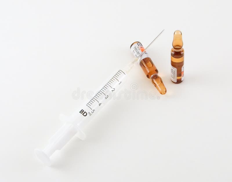 Una Jeringuilla Y Un Ampula Dos Foto de archivo - Imagen de gripe ...