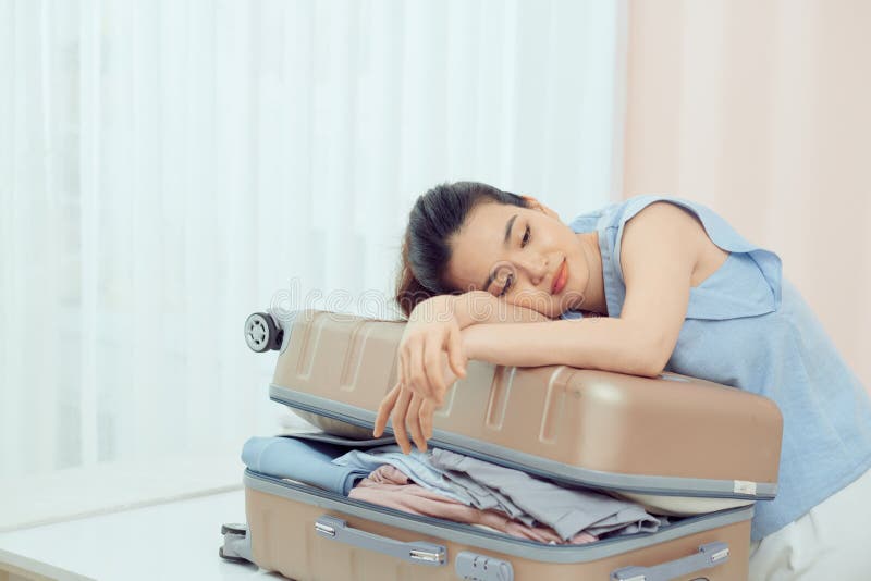 Una Joven Empacando Su Maleta Para El Viaje a La Festividad Imagen de ... Una Joven Empacando Su Maleta Para El Viaje a La Festividad Imagen de ...
