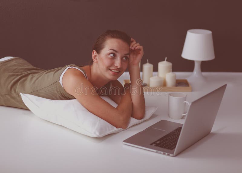 Una Joven Tendida En El Suelo Con Una Laptop Foto de archivo - Imagen de internet, mentira ...