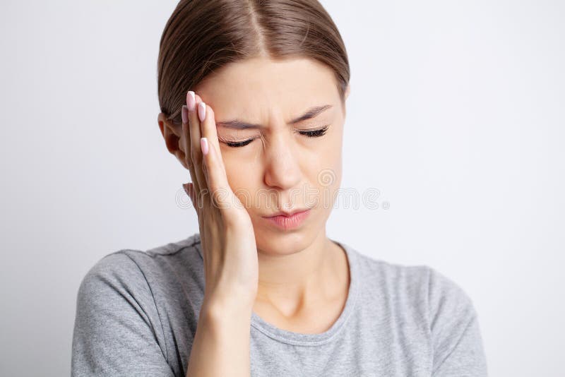 Una Joven Tiene Un Dolor De Cabeza Severo Foto de archivo - Imagen de ...