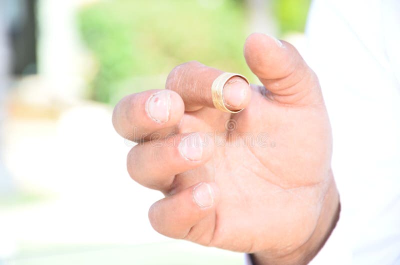 Una Mano Del ` S Dell'uomo Con Una Fede Nuziale Dell'oro Sul Suo Dito ... Una Mano Del ` S Dell'uomo Con Una Fede Nuziale Dell'oro Sul Suo Dito ...