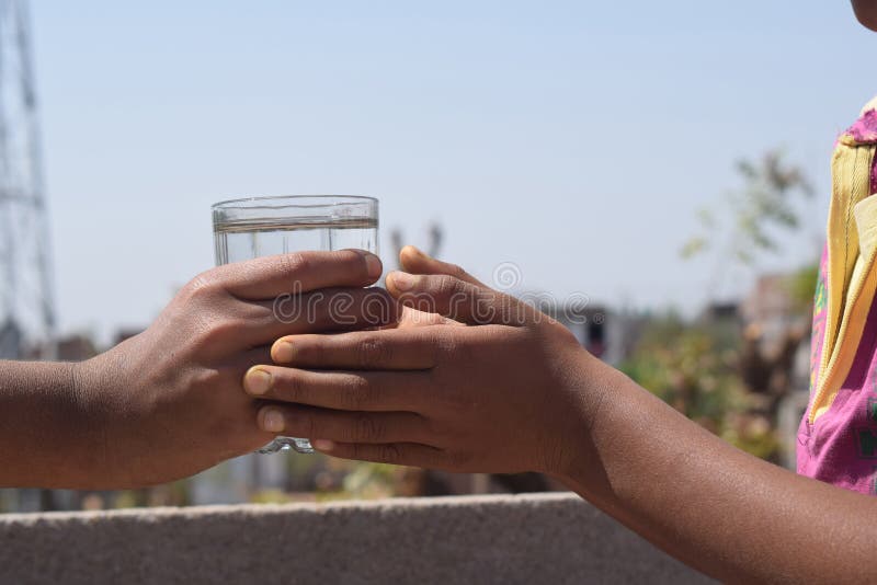 Una Mano Que Da El Agua a Una Persona Sedienta Foto de archivo - Imagen ...
