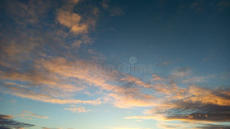 Una Mezcla De Nubes Forma Un Cuadro Natural Foto de archivo - Imagen de ...