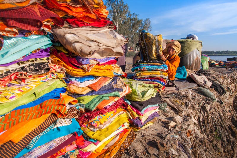 Una Mujer Arregla La Ropa De Los Clientes Foto de archivo editorial ...