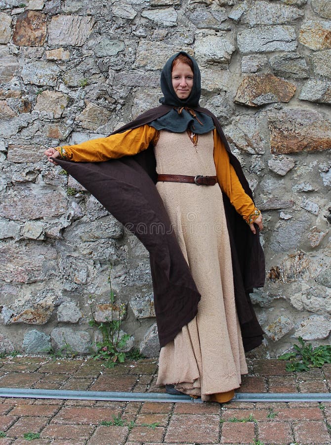 Una Mujer En Traje Medieval Imagen de archivo editorial - Imagen de ...