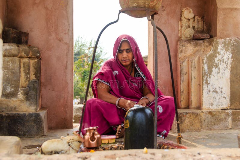 Una Mujer Hindú Que Adora Shiva Foto editorial - Imagen de viejo, shiva ...