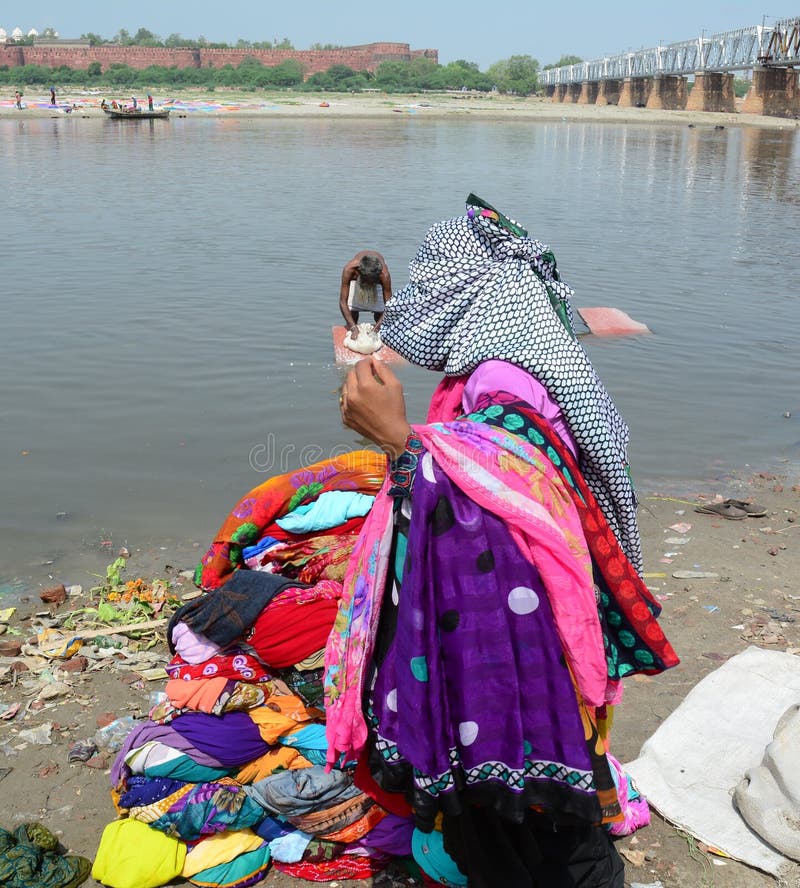 Una Mujer Que Lleva Mucha Ropa Imagen editorial - Imagen de ropas, agra ...