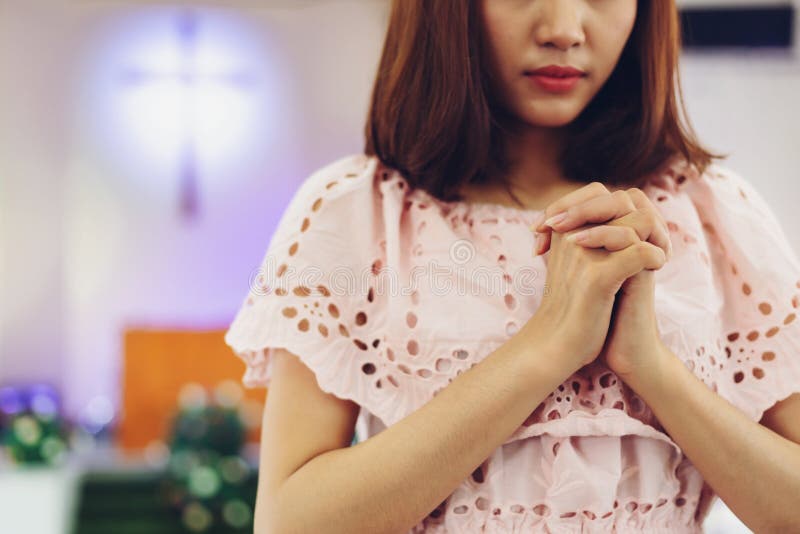 Una Mujer Rezando Con La Biblia Sagrada Imagen de archivo - Imagen de ...
