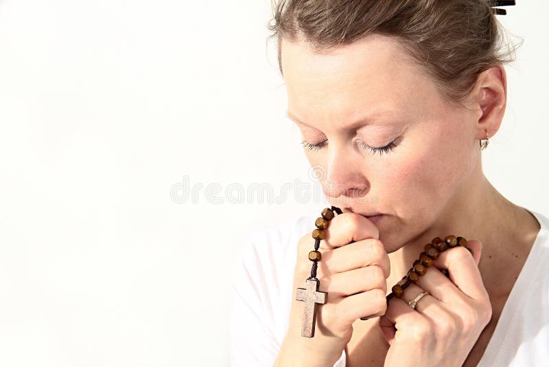 Una mujer rezando a Dios. foto de archivo. Imagen de cultura - 137077480