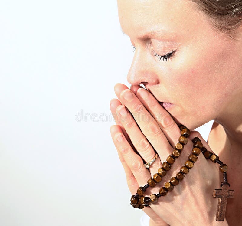 Una mujer rezando a Dios. foto de archivo. Imagen de fondo - 143297174