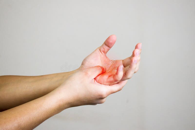Una Mujer Siente Dolor En Medio De La Mano. Foto de archivo - Imagen de ...