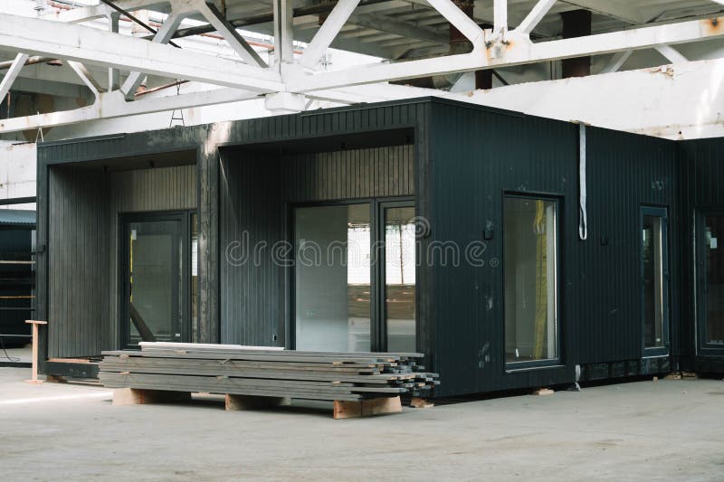 Una Nueva Casa Modular Prefabricada De Madera Dentro De Un Edificio Industrial Foto de archivo ...