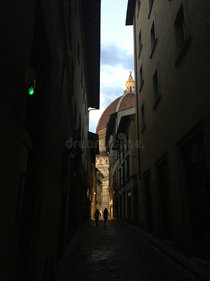 Una ojeada en Duomo foto de archivo. Imagen de chivato - 106690866