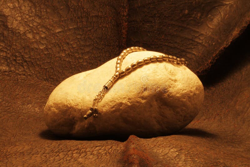 Una Perla Colocada En Una Piedra Foto de archivo - Imagen de cinco ...