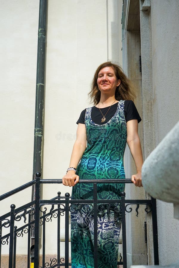 Una Persona Parada Frente a Un Edificio Foto de archivo - Imagen de ...