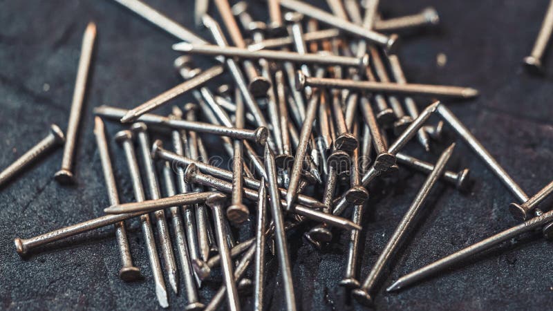 Metal Los Clavos Para La Construcción En El Backgro De Madera Del Piso ...