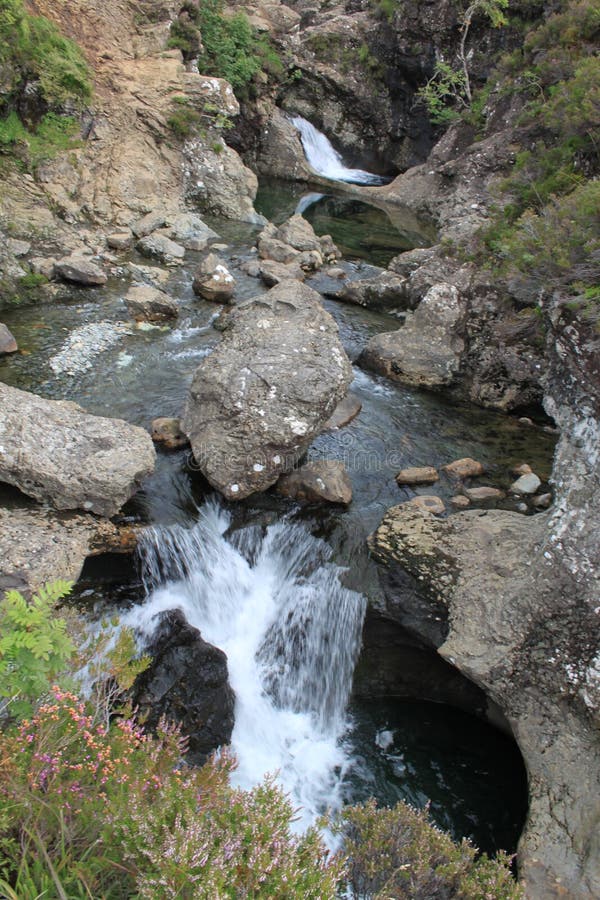 Una Piscina Y Una Cascada De Hadas Foto de archivo - Imagen de arroyo ...
