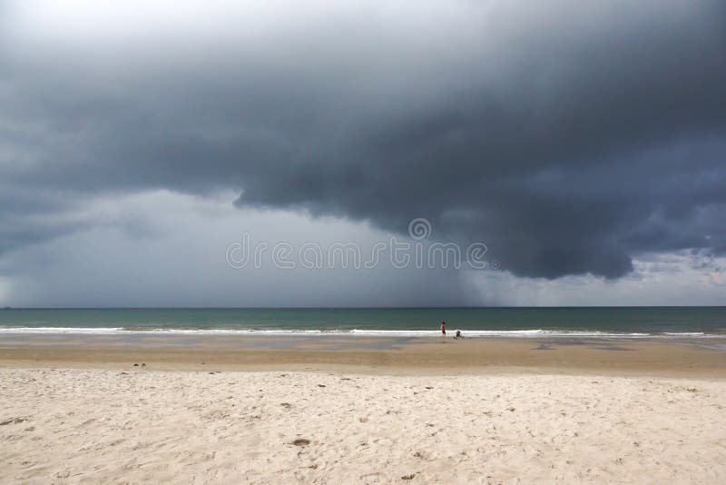 Una Playa Con La Tormenta Icoming De La Lluvia Imagen de archivo ...