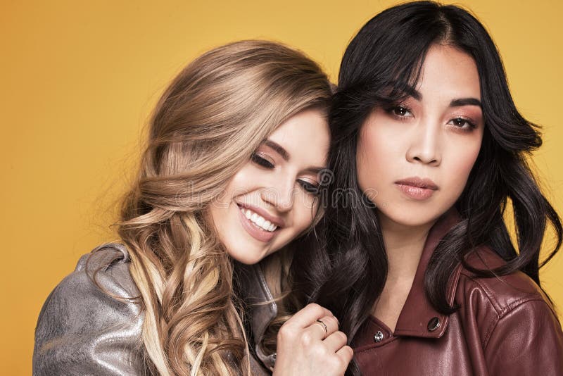 Una Posa Alla Moda Di Due Ragazze Fotografia Stock - Immagine di ...