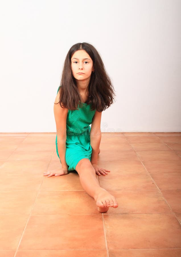 Una Ragazza In Abito Verde Spaccata Davanti Immagine Stock Immagine