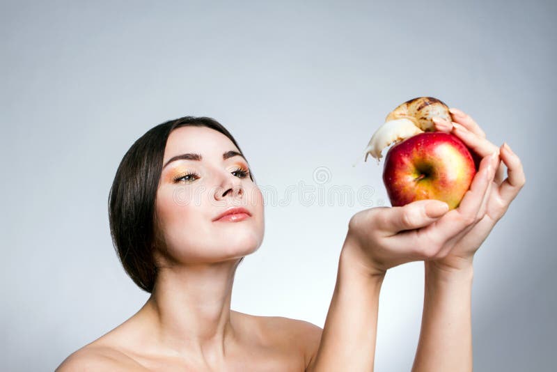 Una Ragazza Con Una Lumaca Sulla Mela Immagine Stock - Immagine di ...