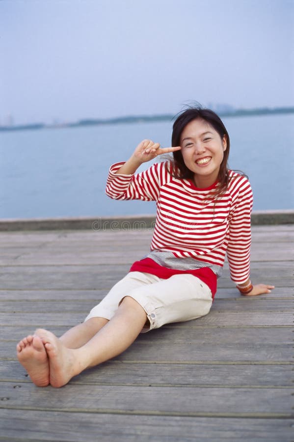 Una ragazza simpatica fotografia stock. Immagine di lago - 1223932