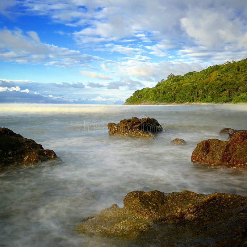 Una Roca De Coral Con Mar En La Playa Imagen de archivo - Imagen de ...