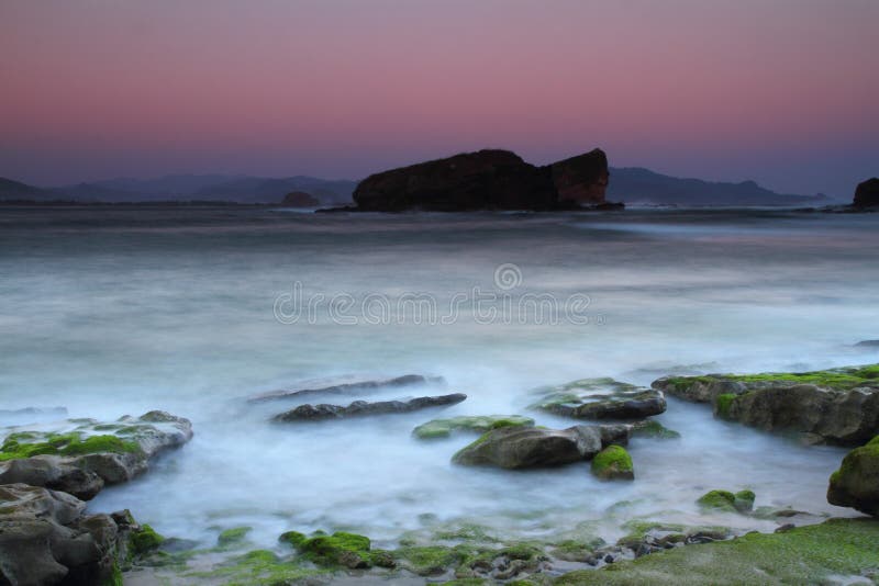Una Roca Grande En El Medio Del Mar Imagen de archivo - Imagen de rojo ...