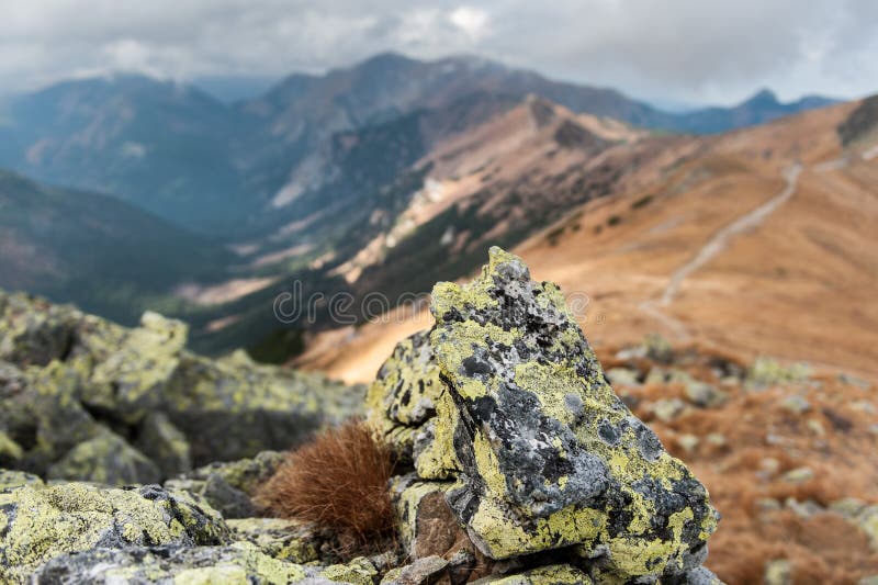 Una roccia in montagne immagine stock. Immagine di alto - 39623525