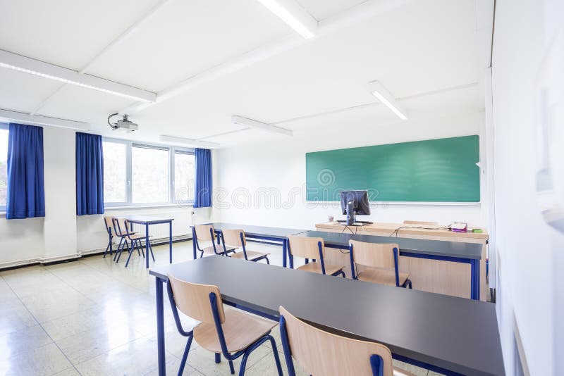 Una sala de clase normal imagen de archivo. Imagen de madera - 116076335