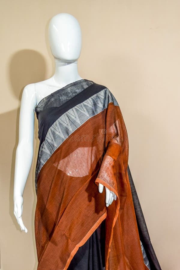 Una Sari De Seda India Tradicional Exhibida Para La Venta Imagen de ...