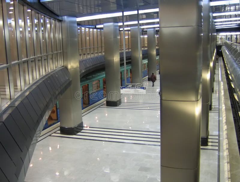 Una Stazione Di Metro Moderna Fotografia Stock - Immagine di russo ...