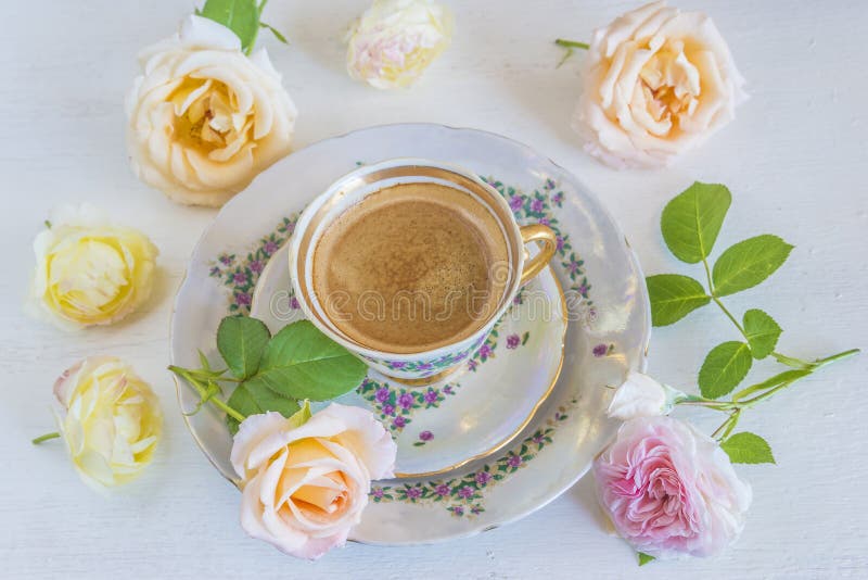 Tazas De Café Con Las Rosas Rosadas Foto de archivo - Imagen de ...