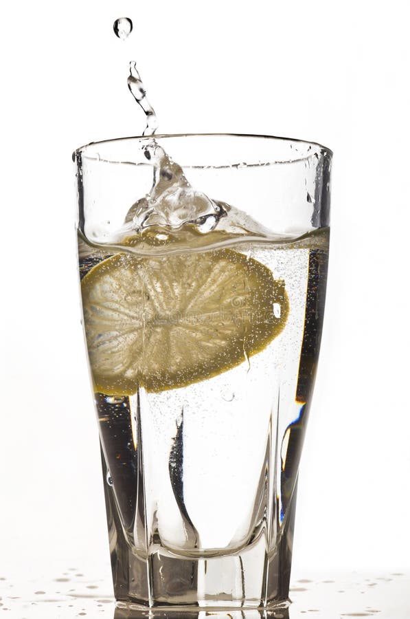 Una tazza di acqua fotografia stock. Immagine di tazza - 34556662