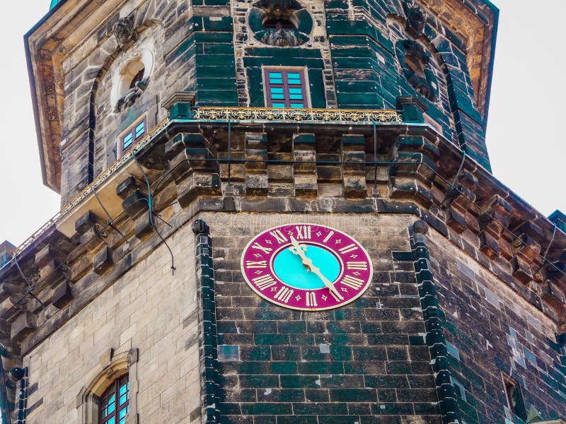 Una Torre De Reloj En El Palacio Real Foto de archivo - Imagen de ...