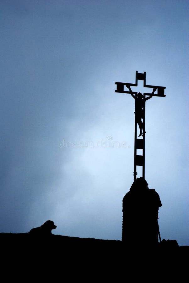 Una Traversa E Un Cane Nella Nebbia Immagine Stock - Immagine di nebbia ...