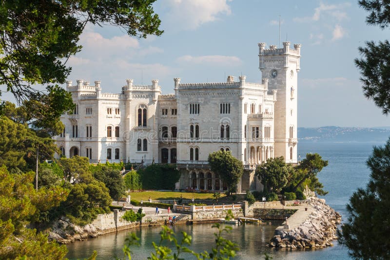 Castillo De Miramare, Trieste, Italia Imagen de archivo - Imagen de ...