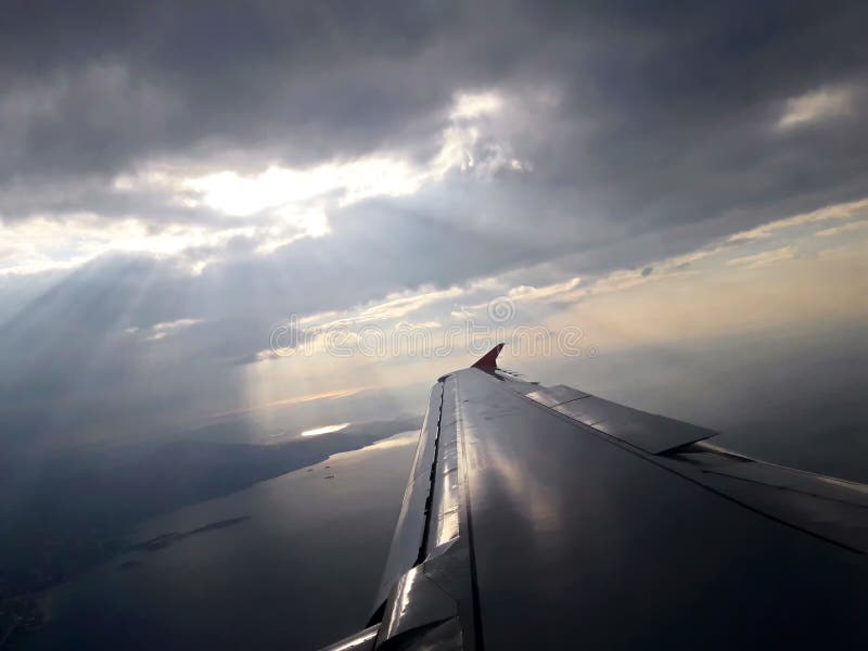 Under the Wing of a Plane. Panoramic Views of Heaven and Earth from the ...