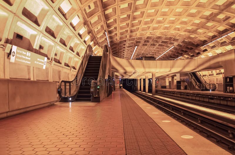 Metro Station DC editorial image. Image of trains, lighting - 263292885