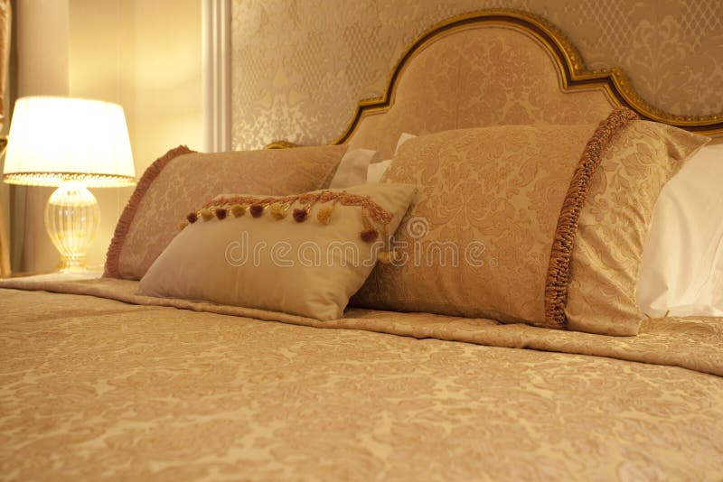 Runda kuddar arkivfoto. Bild av dekorera, stil, komfort - 3935956