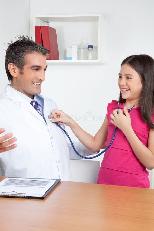 Den Unga Doktorn Som Kontrollerar Kvinnas Blodtryck Arkivfoto - Bild av ...