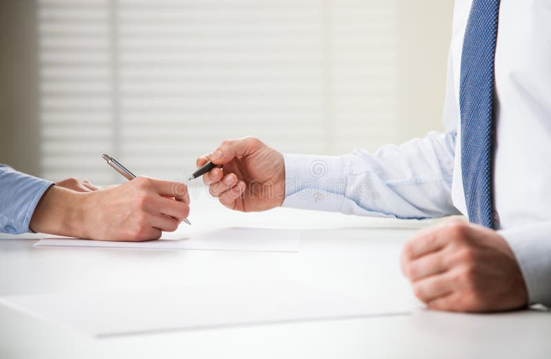 Underteckna ett avtal arkivfoto. Bild av skrivbord, manlig - 44512654