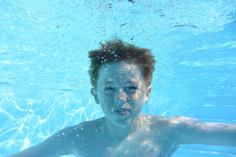 Undervattens- ung pojke arkivfoto. Bild av framsida, utveckling - 98258766