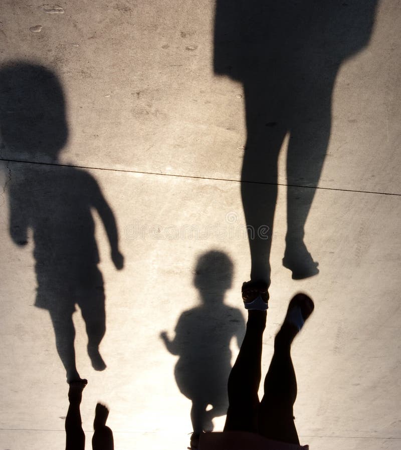 Undeutliche Schatten Der Mutter Mit Zwei Kleinkindkindern Stockfoto ...